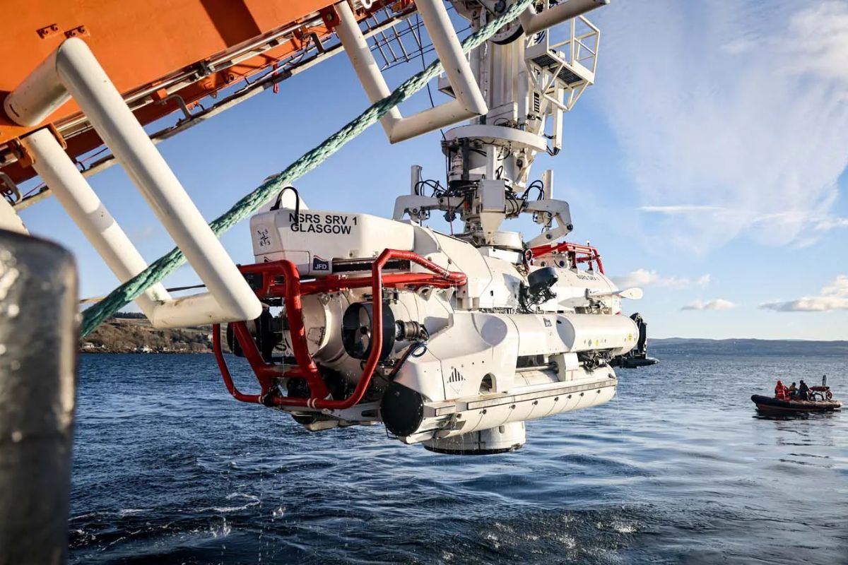 Training Exercise Tests Submarine Rescue System - Navy Leaders